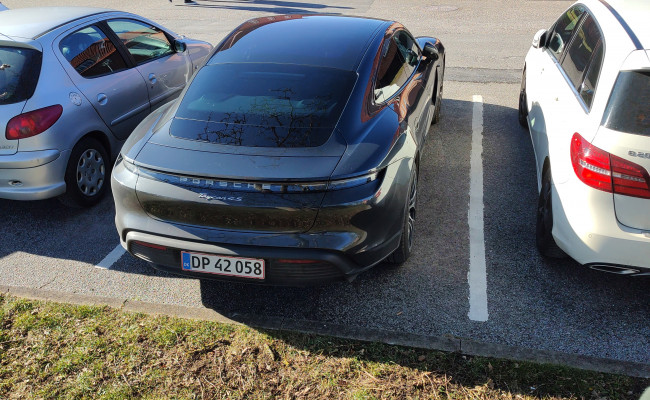 DP42058 Porsche Taycan 4s