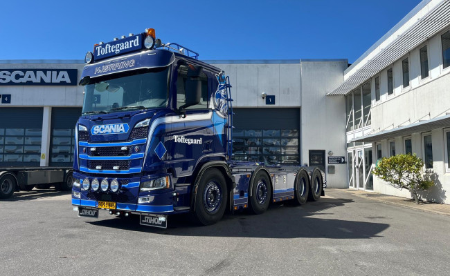 EG95846 Scania R 560 B8x4*4nb